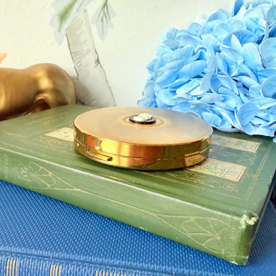 Vintage Volupte Gold Cameo Powder Compact: 1950s Seal… - Gem