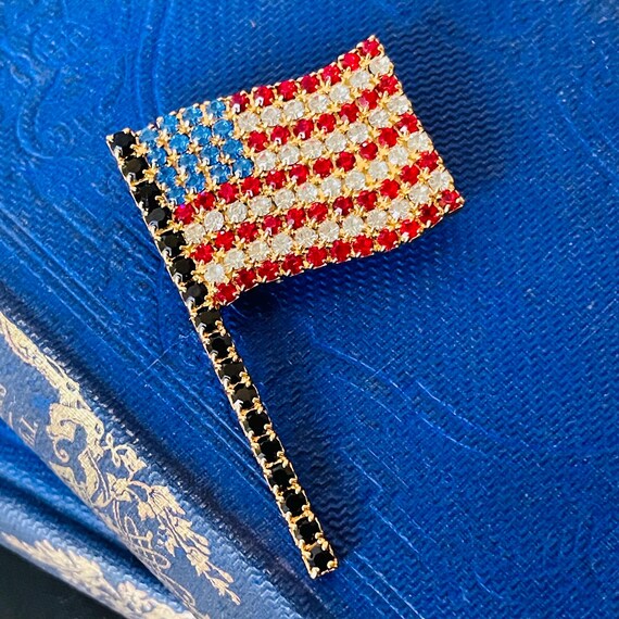 Vintage Dorothy Bauer American Flag Brooch | 1980s Sw… - Gem