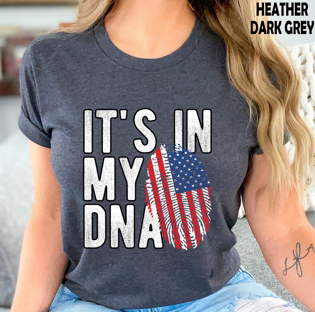 Está en mi camisa de ADN, camiseta con la bandera de EE. UU., camisa con huellas dactilares ...