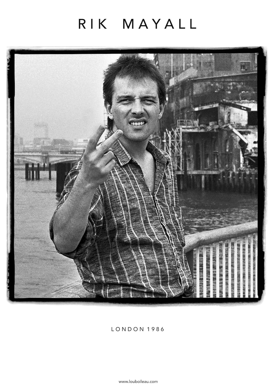 Poster of Rik Mayall - Actor - Comedian Sticking 2 Fingers Up ...