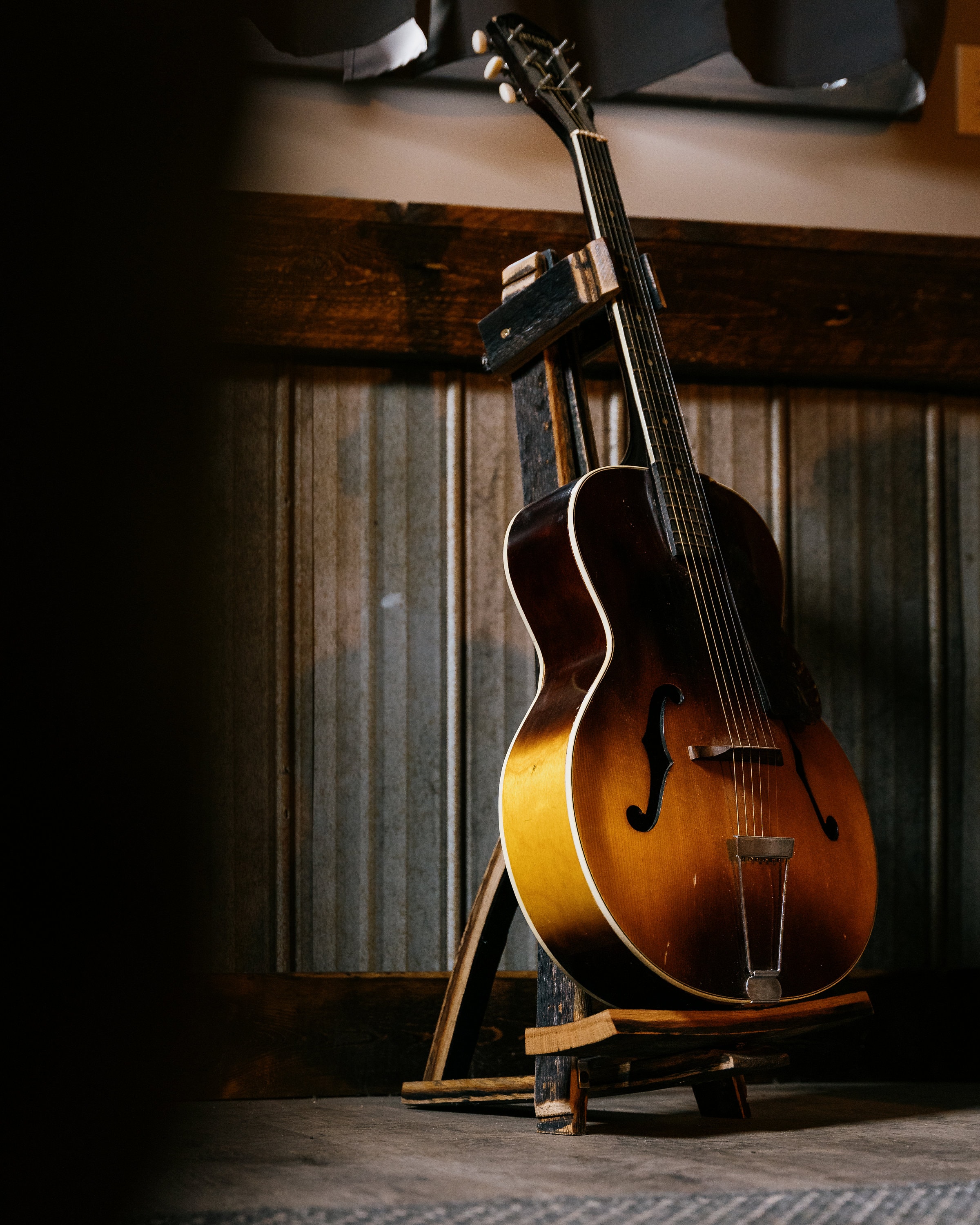 Rustic Oak Guitar Stand Handcrafted Barrel Stave Design Freestanding ...