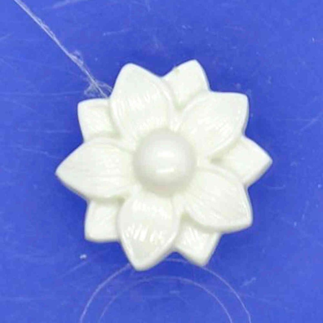 White Flower Shank Buttons 15mm - Etsy UK