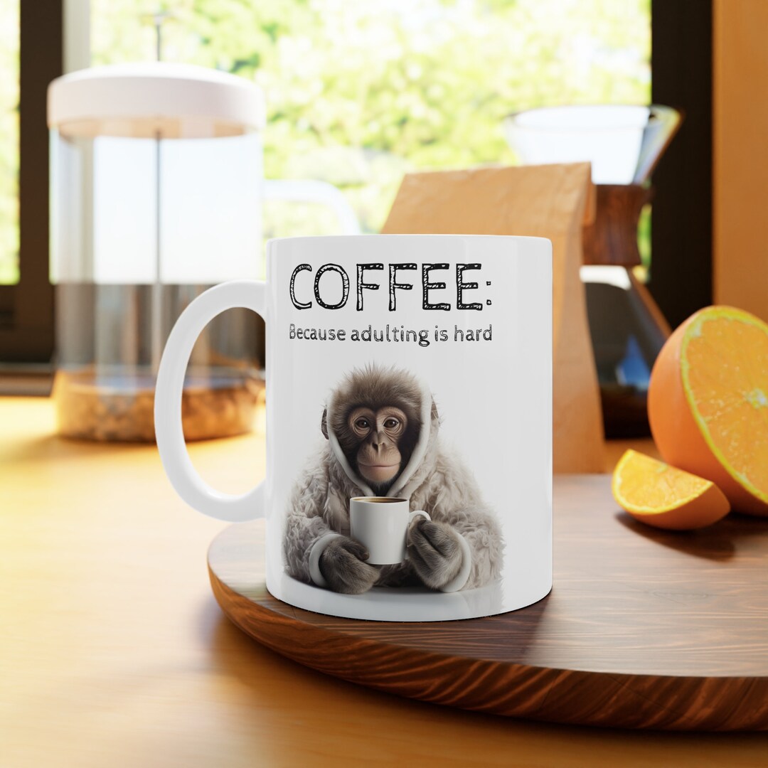 Cansado y triste mono bebé en pijama tomando café matutino con un ...