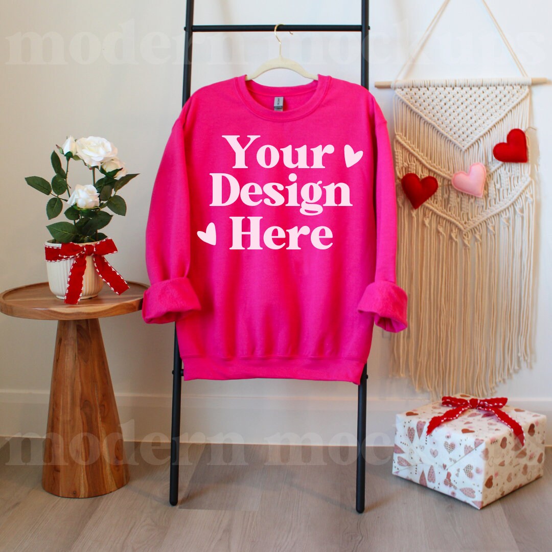 GILDAN 18000 VALENTINES helonica sweatshirt // hängendes mockup ...