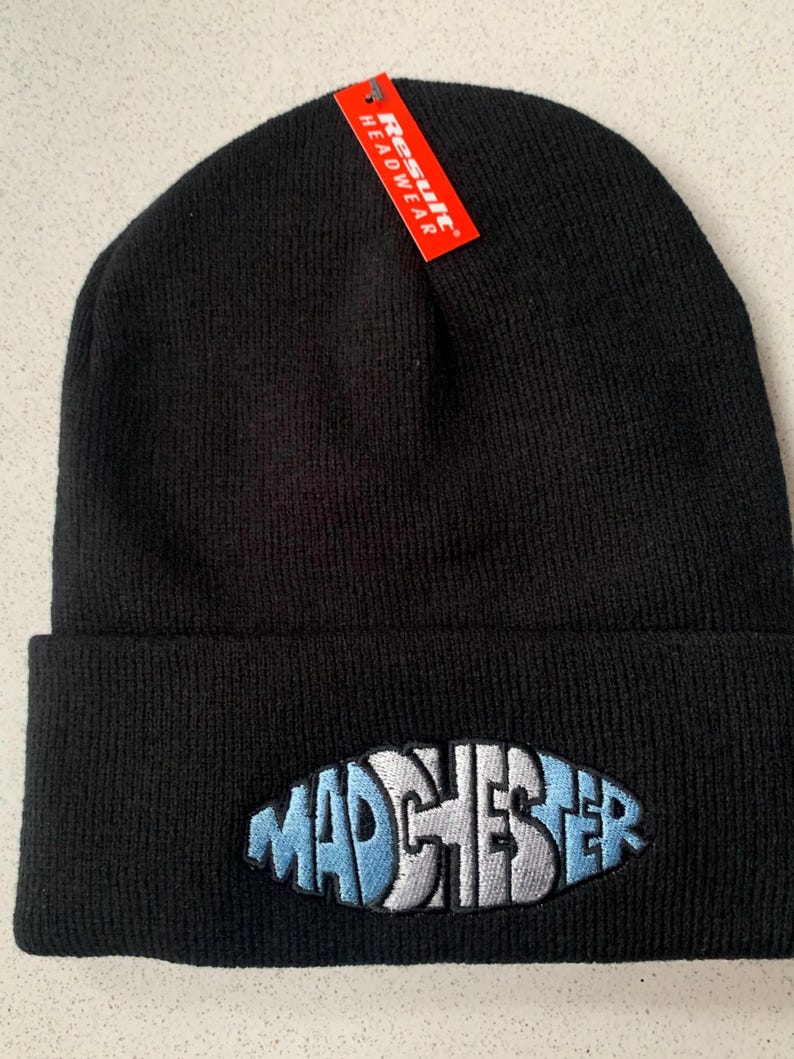 Gorro con el logo de Madchester bordado. Bordado en azul Manchester ...
