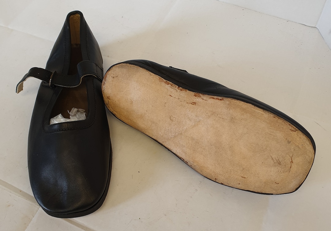 Tudor Round Toe Bar Shoe - Etsy