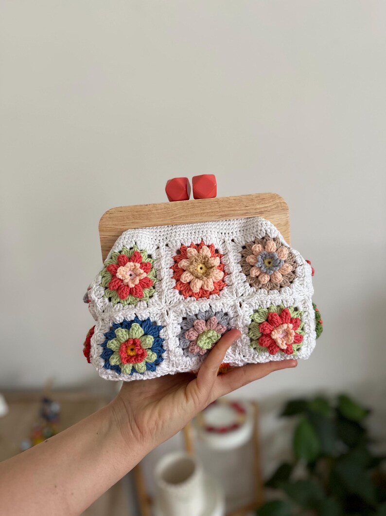 Crochet Clutch With Wooden Clasp , Crochet Purse Kiss Look , Floral ...