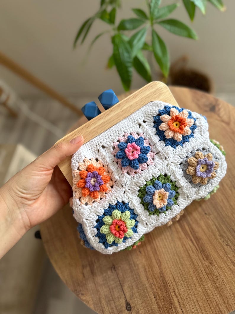 Crochet Clutch With Wooden Clasp , Crochet Purse Kiss Look , Floral ...