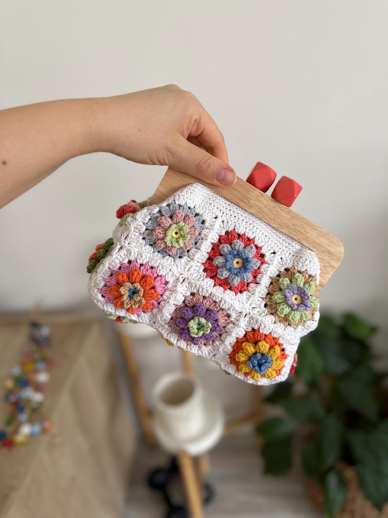 Crochet Clutch With Wooden Clasp , Crochet Purse Kiss Look , Floral ...