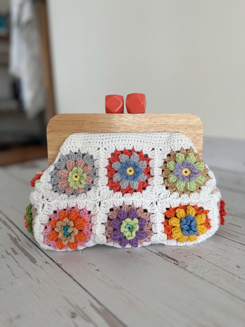 Crochet Clutch With Wooden Clasp , Crochet Purse Kiss Look , Floral ...