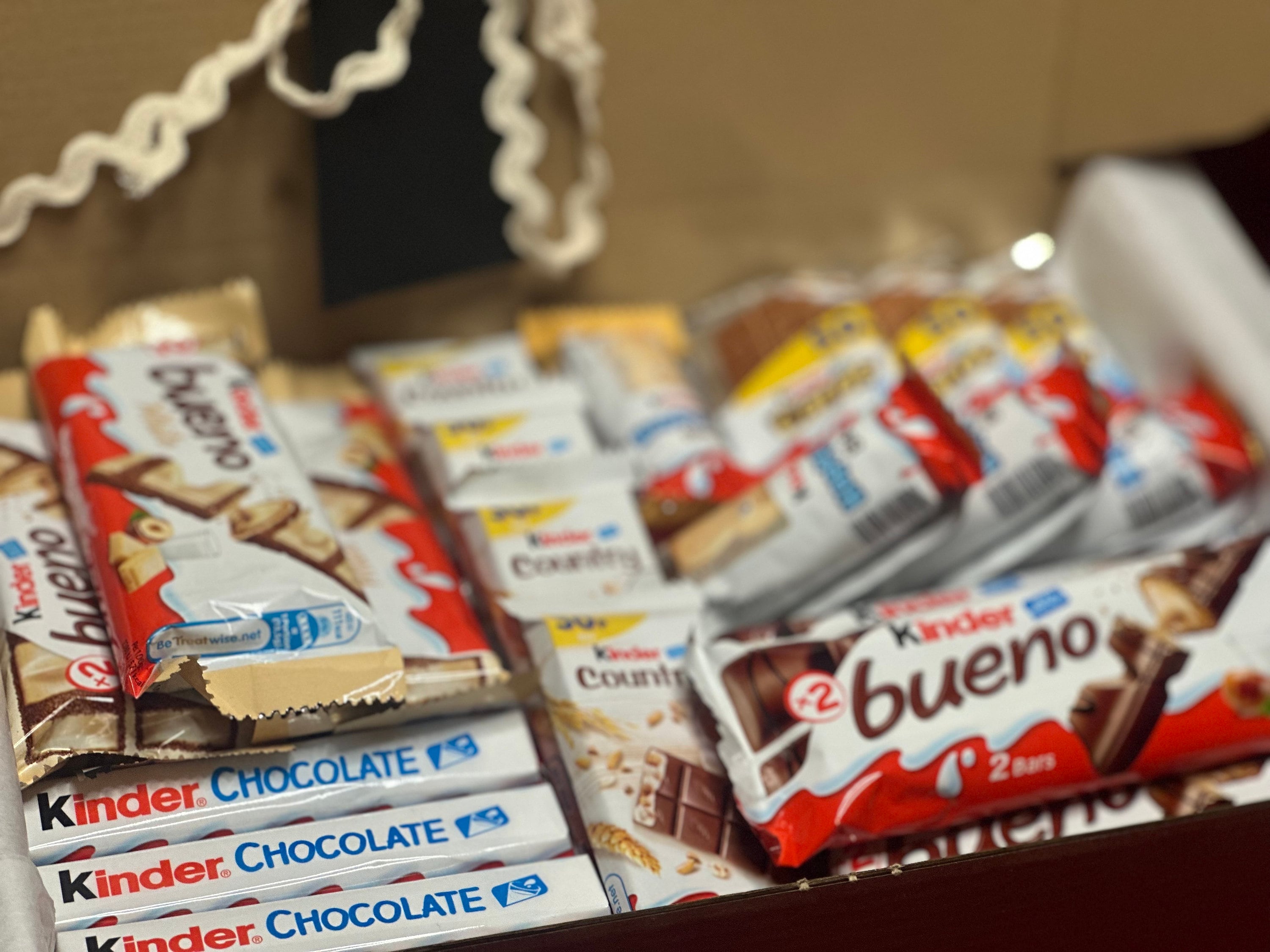 Kinder Bueno Chocolate Gift Box Kinder Bueno Personalisation Chocolate ...