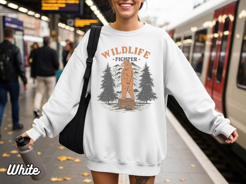 Minimalistic-nature 90s Wildlife Sweatshirt: Vintage Retro Grizzly Bear ...