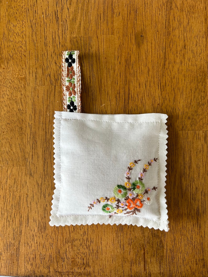 ONE Cedar Scented Sachet Vintage Handkerchief Sachets Vintage Linens ...