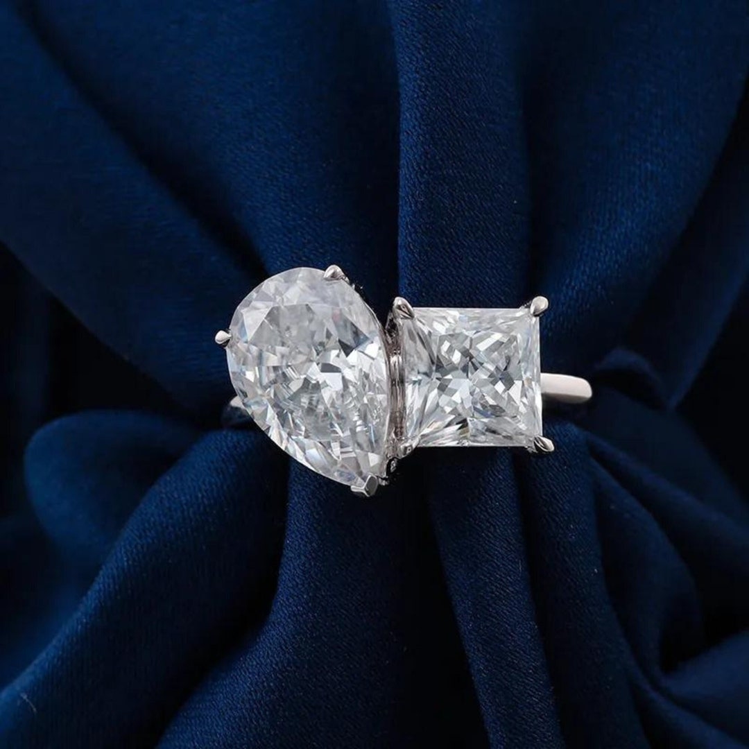 Emily Ratajkowski Modern Toi Et Moi Celebrity Style Engagement Ring ...