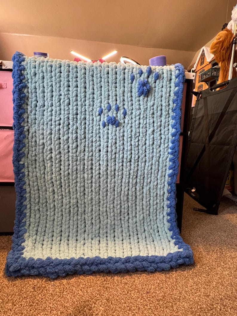 Chunky Knit Paw Print Blanket 33x48” - Etsy