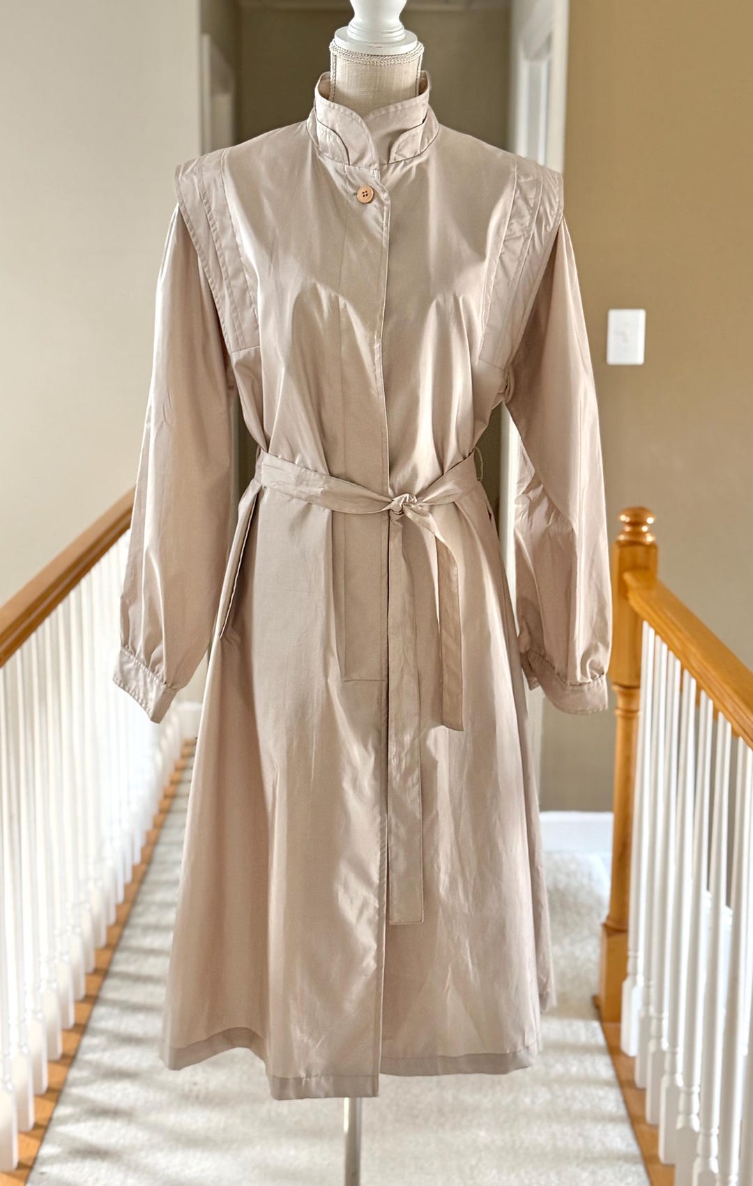 Vintage Alorna Lightweight Trench Coat Belted in A Shimmery Beige 15/16 ...