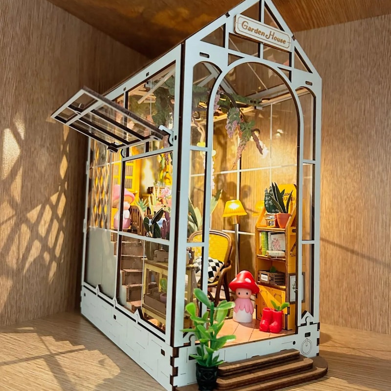 Bookshelf Diorama - Etsy