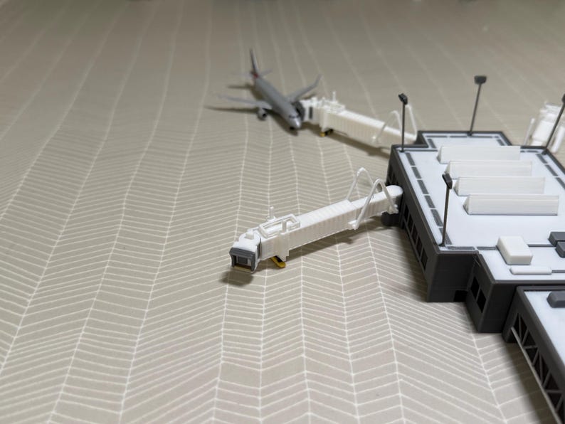 1:400 Regional Airport Terminal With 5 Functional Jetways - Etsy