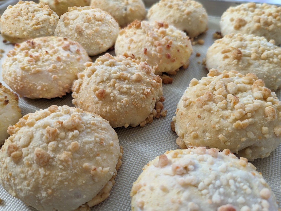 Filipino Yema Filled Cheese Bread Deliciously Soft, Milky and Cheesy ...