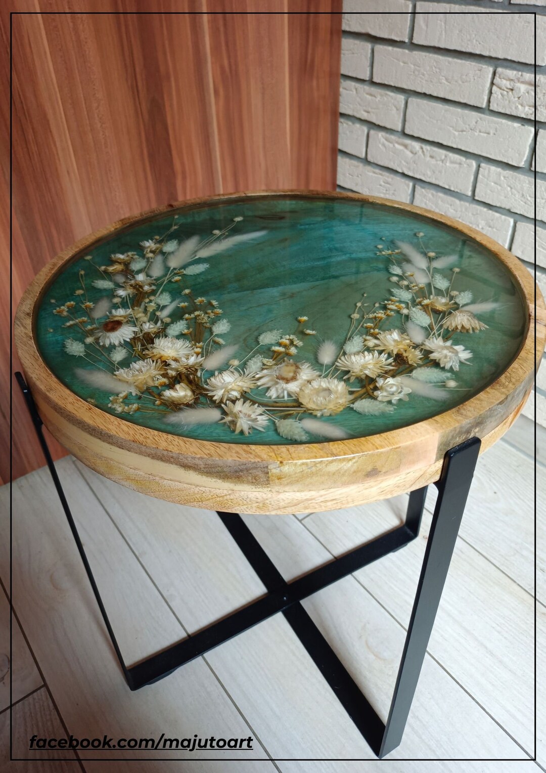 Round Wooden Coffee Table, Rustic Style, Dried Flowers Arrangement ...