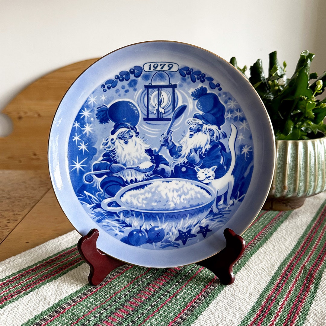 Vintage 1979 Christmas Plate With Elves, Decorative Holiday Plate ...