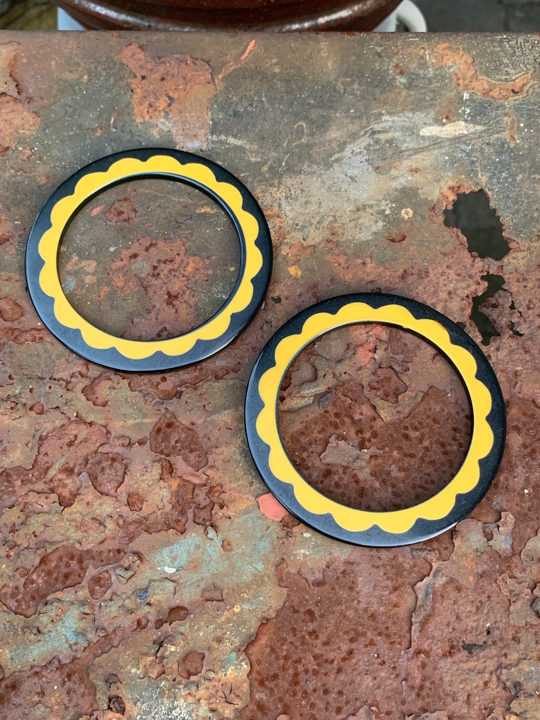 Set of 2 Vintage Bakelite Black and Yellow Daisy Spacer Bracelets - Etsy
