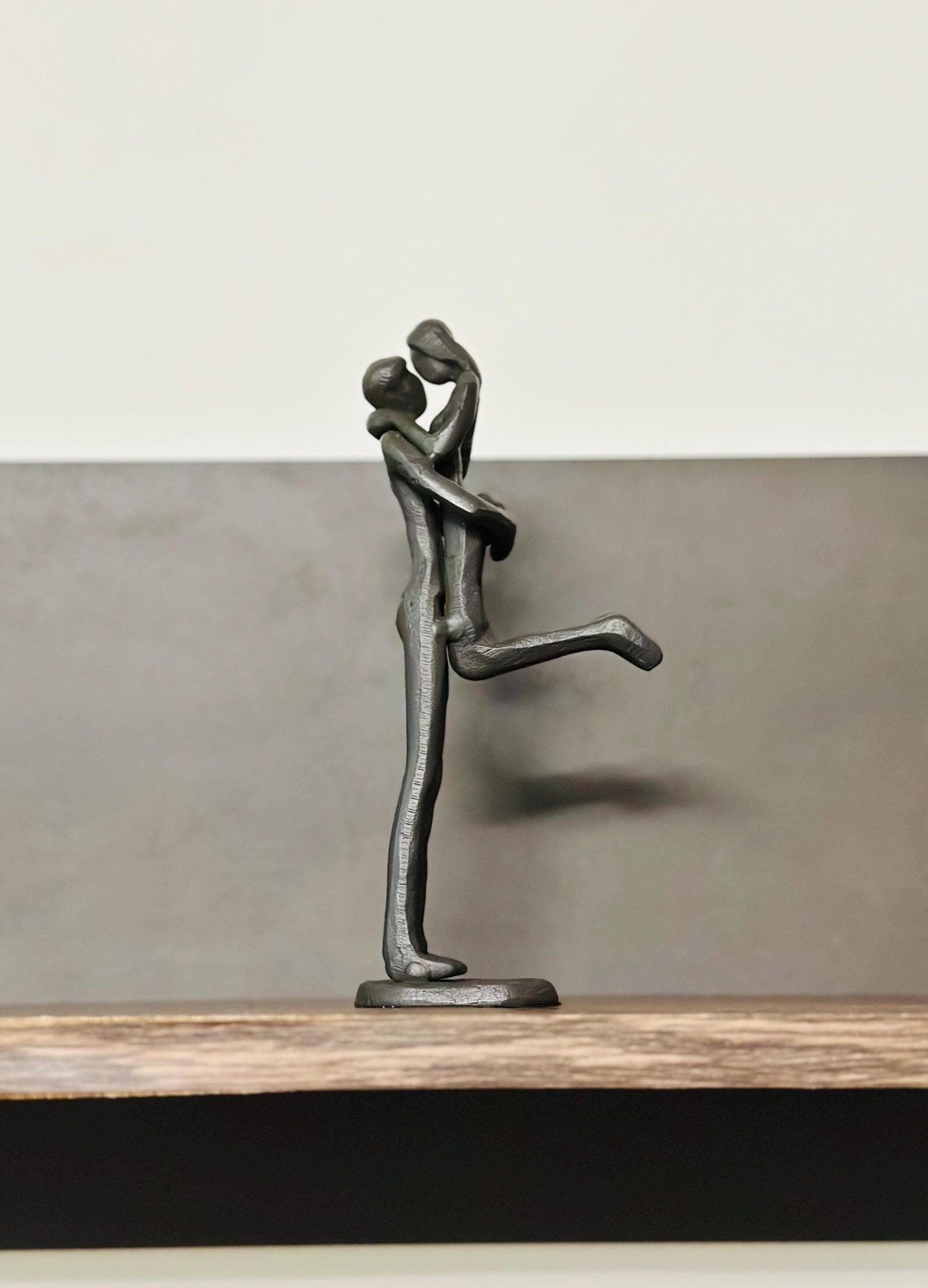 Romantic Lifting Couple Metal Sculpture Elegant Decor for Weddings ...