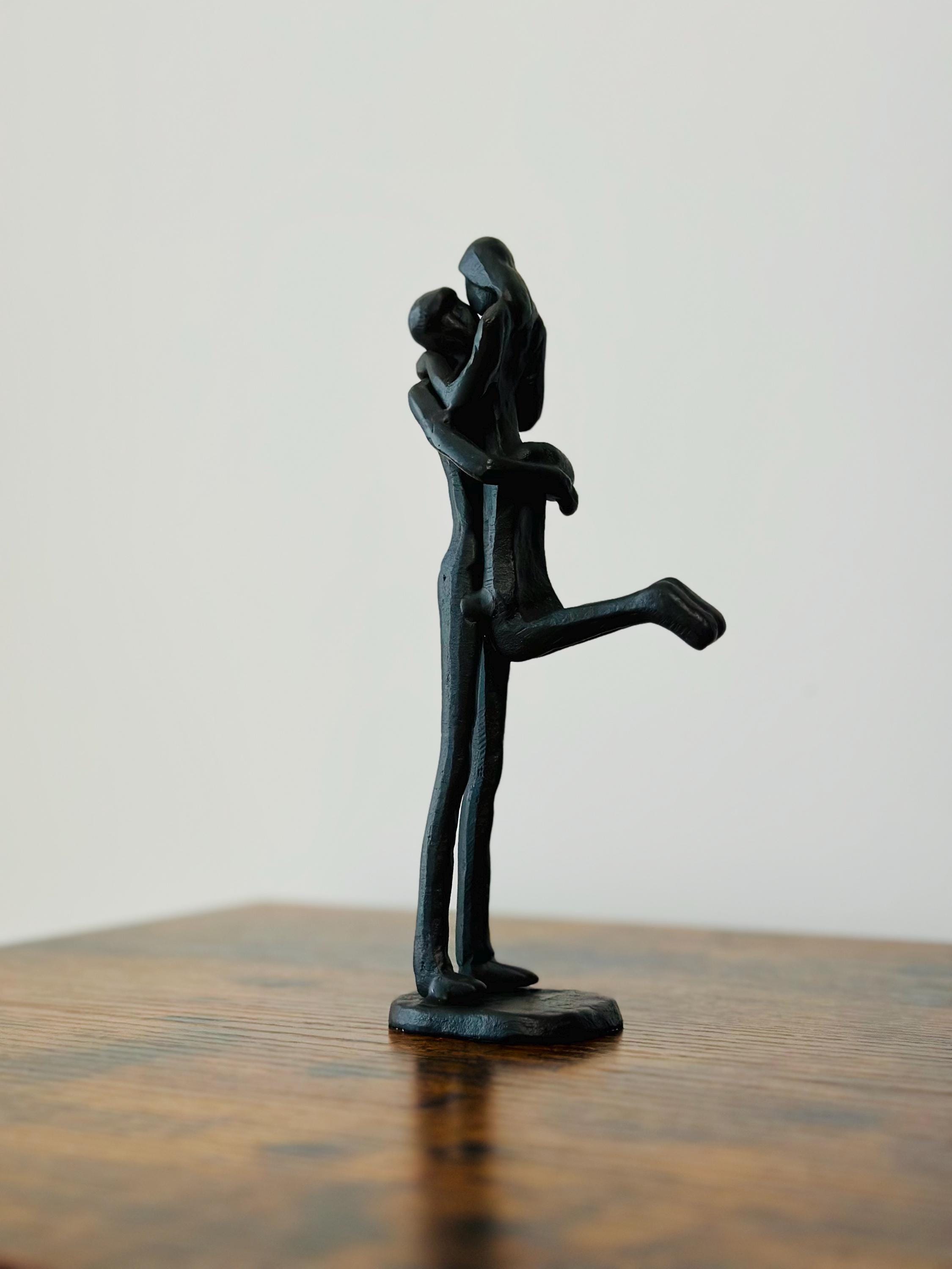 Romantic Lifting Couple Metal Sculpture Elegant Decor for Weddings ...