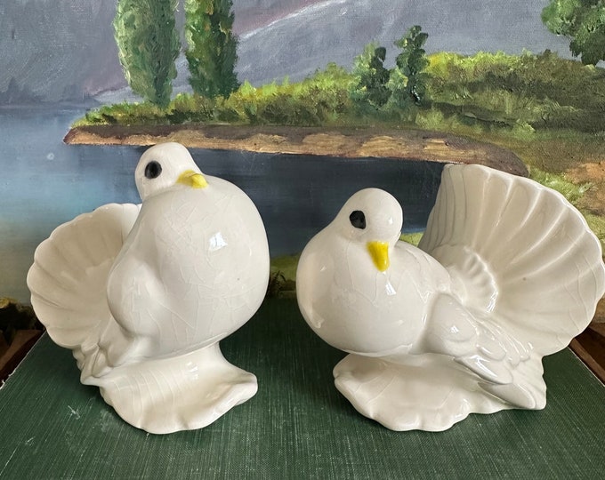 Pair of Vintage Fan Tailed White Ceramic Doves, Lovebirds Figurines - Etsy