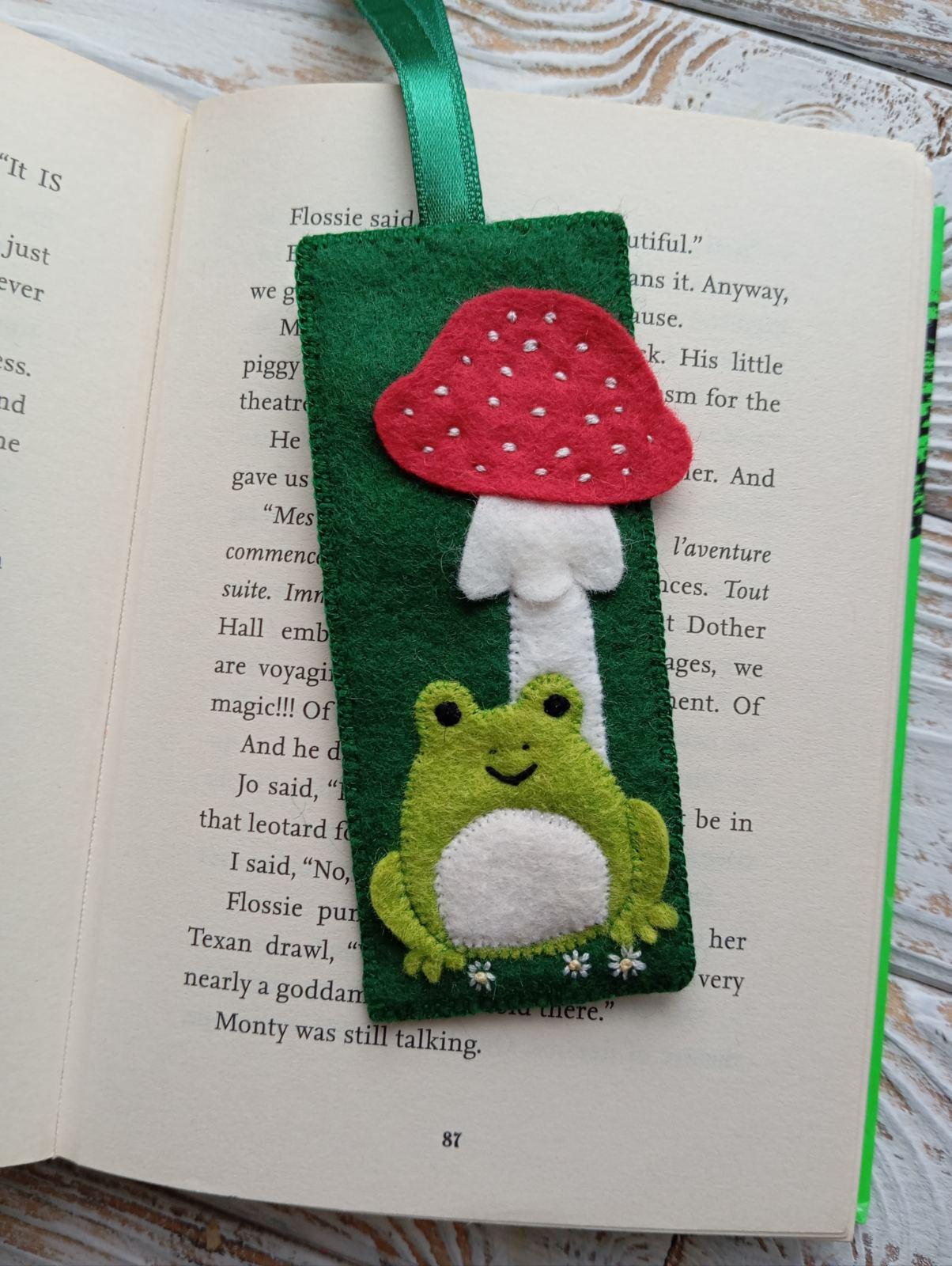 Felt Bookmark: Frog and Mushroom Bookish Gift - Etsy