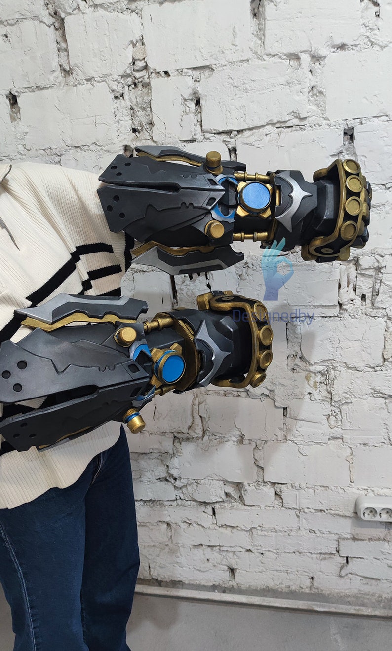 Wriothesley Gauntlets With Leds – Genshin Impact Cosplay Prop, Light-up ...
