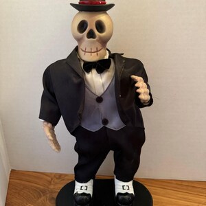 Gemmy Skeleton 1998 Halloween Hip Swinging Sings Putting on the Ritz ...