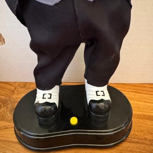 Gemmy Skeleton 1998 Halloween Hip Swinging Sings Putting on the Ritz ...