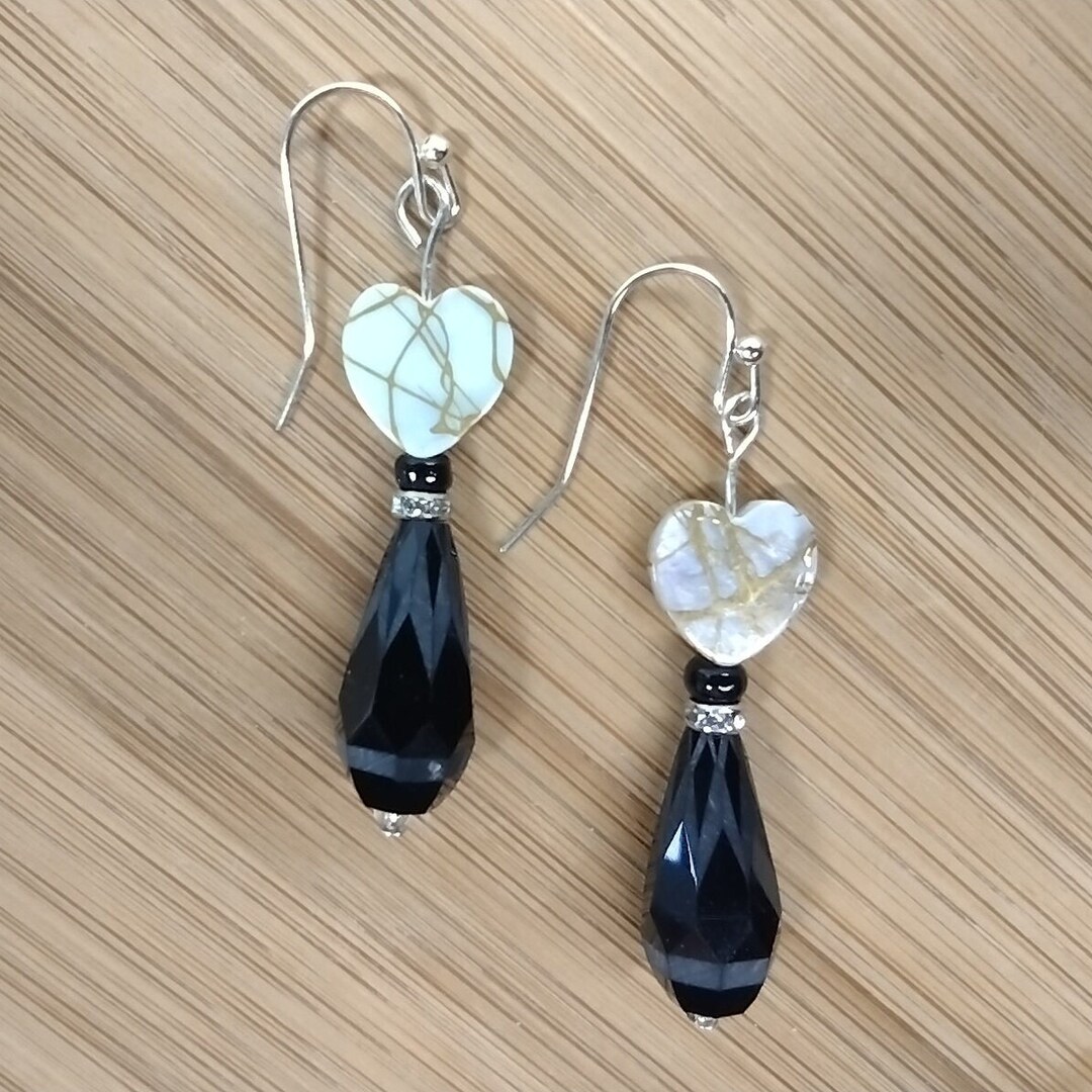 Iridescent Heart Shell Twirl Bead With Gold Streaks & Faceted Black Art ...