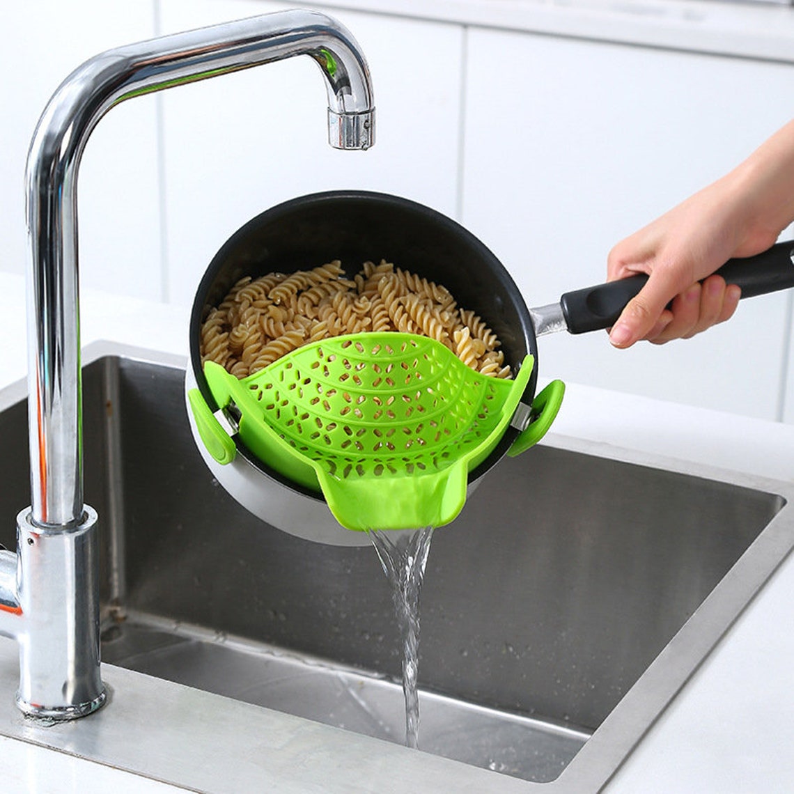 Never Fear a Messy Counter Again This Silicone Pot Edge Drainer Stops ...