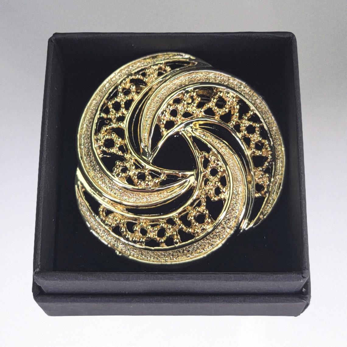 Vintage Gerry's Brooch Gold Tone Jewelry Filigree Lapel Pin Retro ...