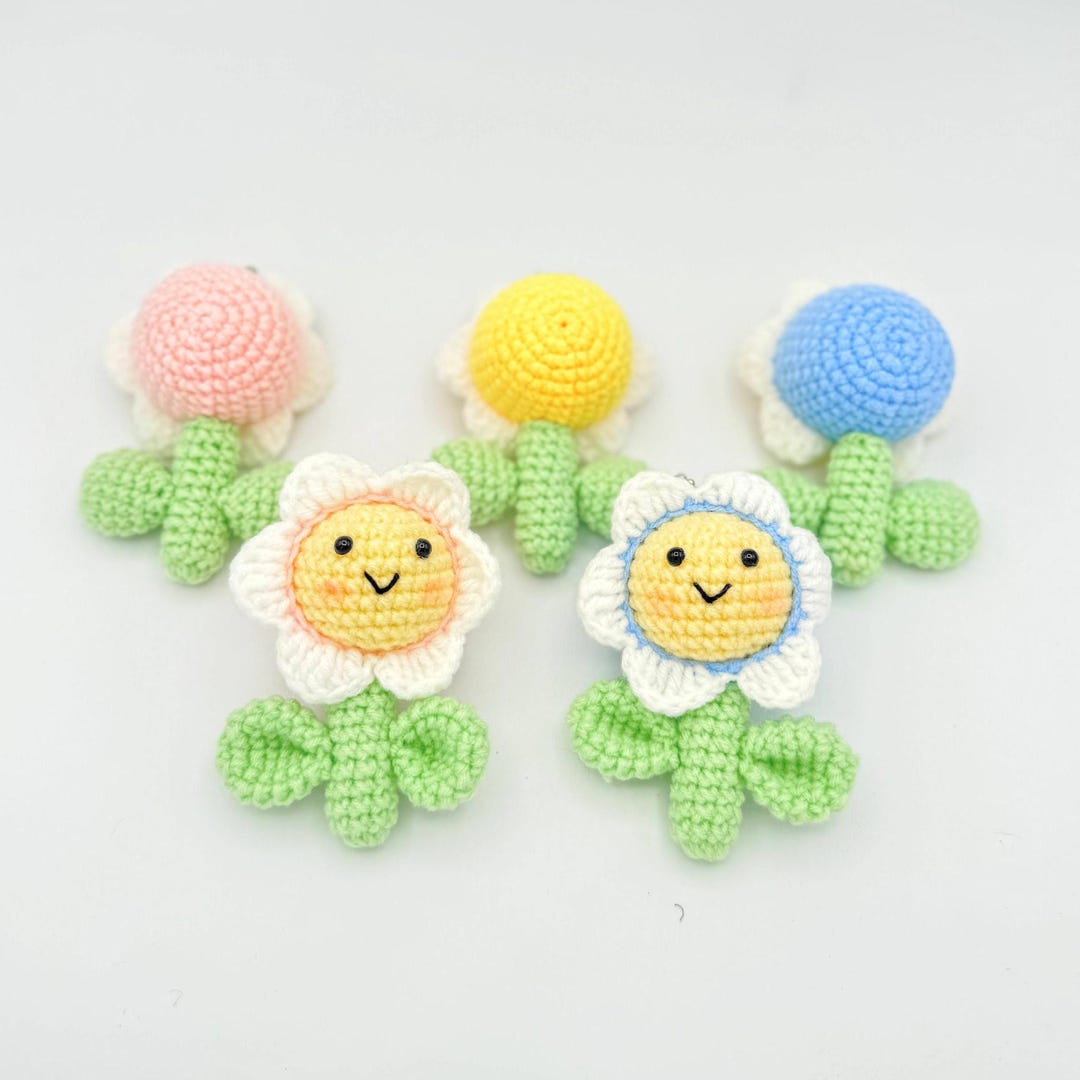 Handmade Crochet Daisy Keychain Bag Charm | Smiley Flower Keyring ...