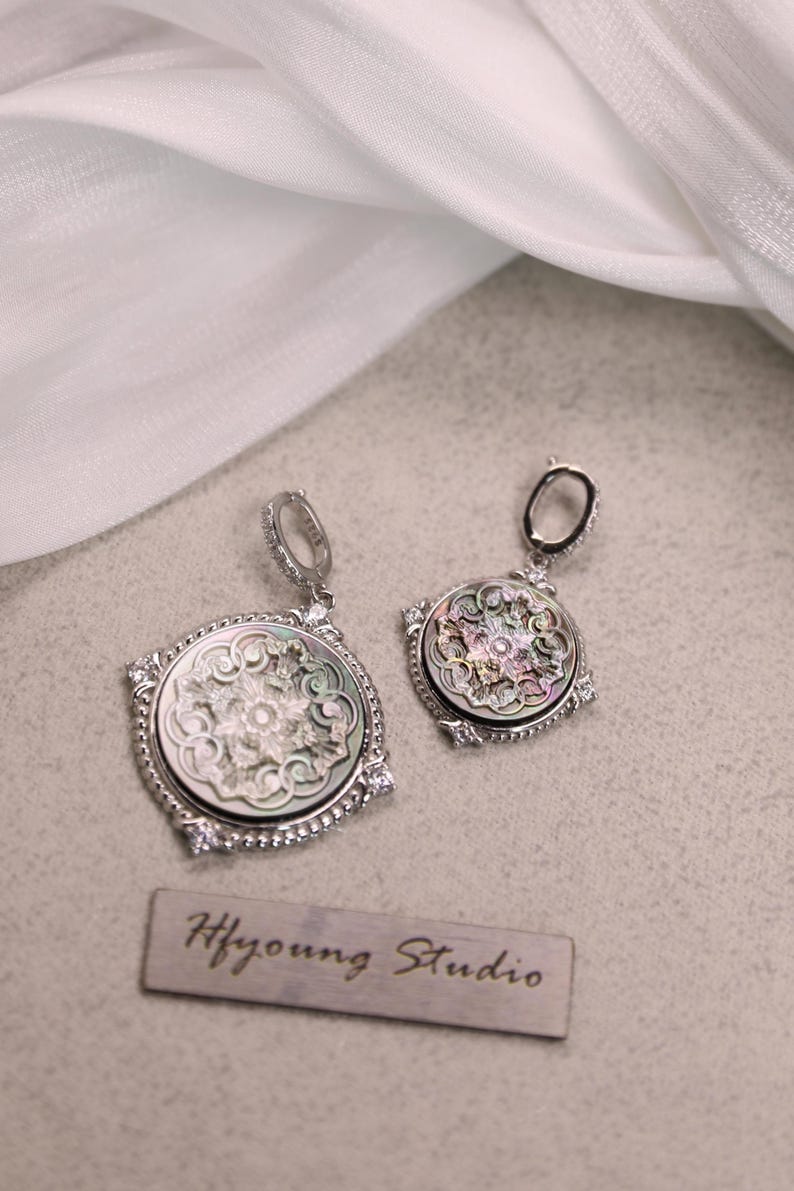 925 Silver Flower-wreath Shield / Black Lip Mother of Pearl Cameo-style ...