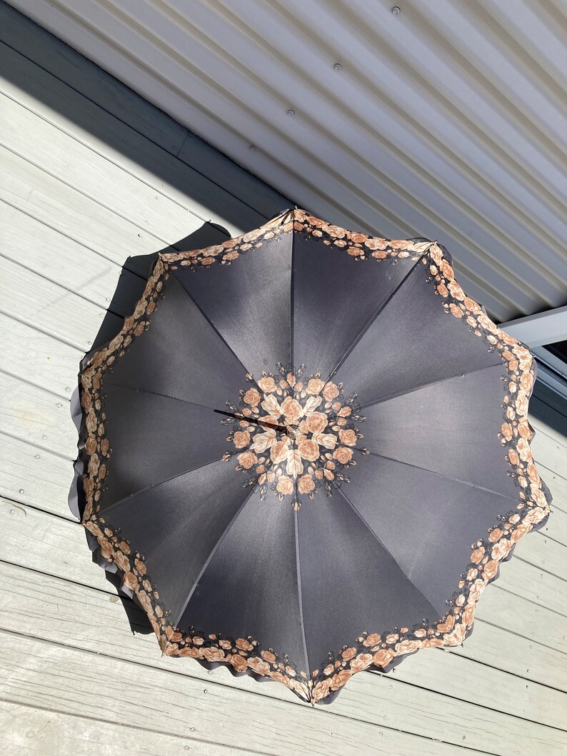 Elegant French Parasol,vintage Umbrella,beautifully Scalloped Edges ...