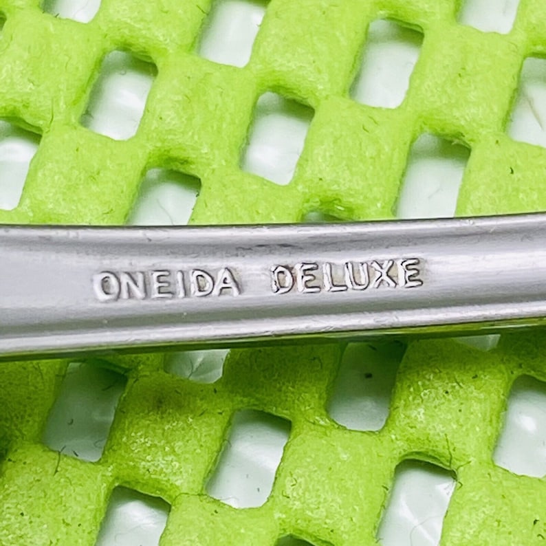 Oneida TUDOR Stainless Deluxe SHELL Glossy Silverware Flatware Iced ...