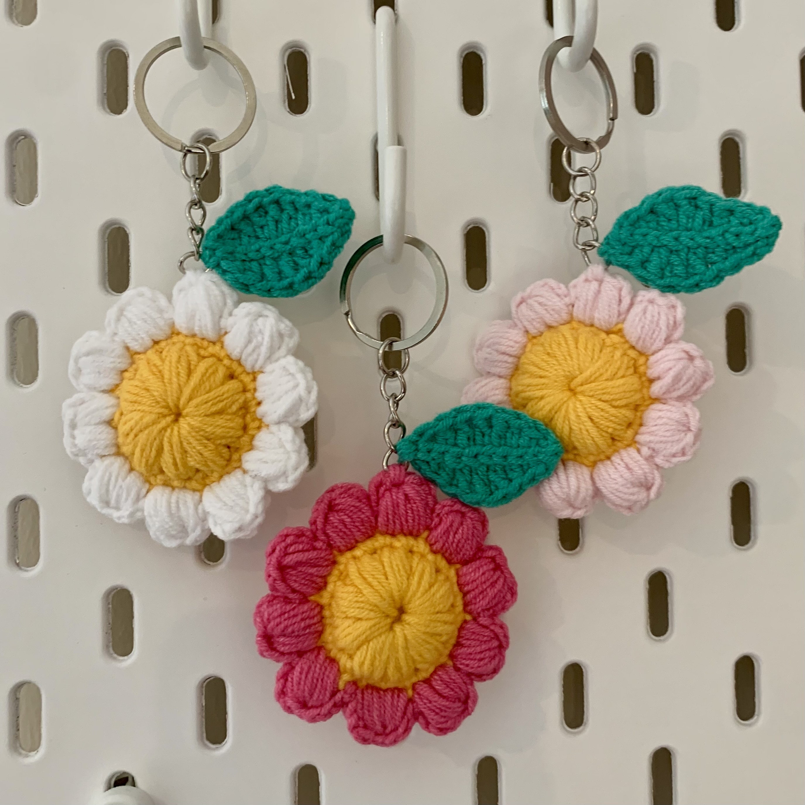 Crochet Daisy Keychain Pattern, Crochet Flower, Crochet Daisy, Flower ...