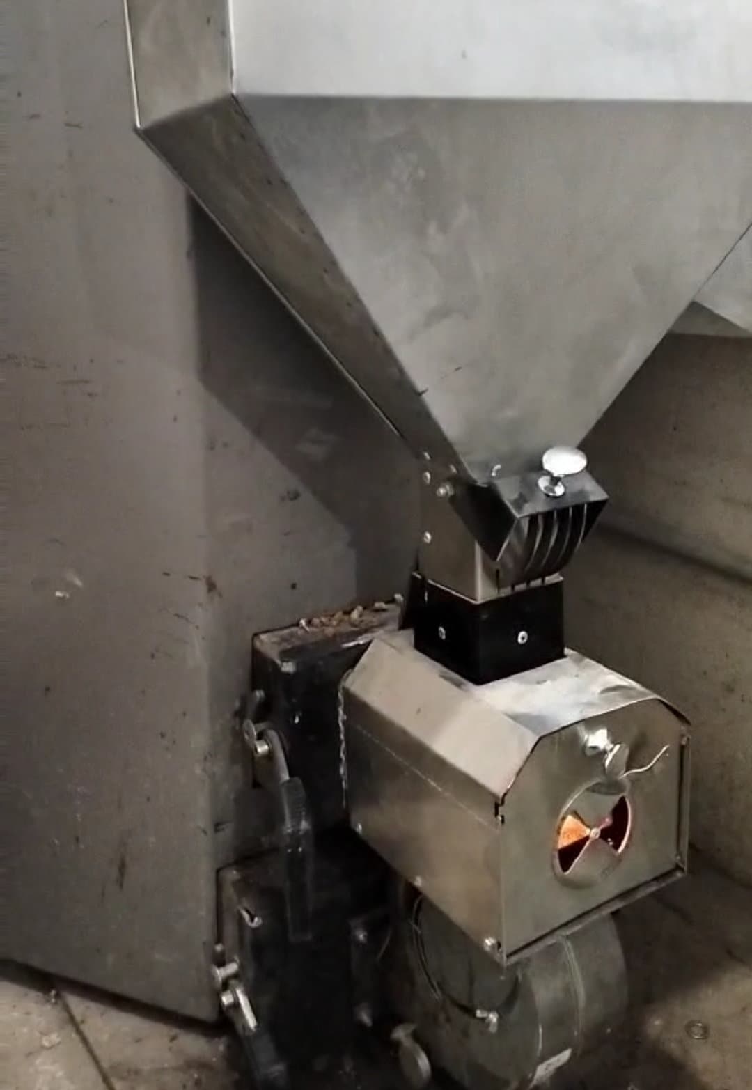 Energy-independent Gravity Pellet Burner for a Stove or Boiler. Burner Power is 15 Kilowatts ...