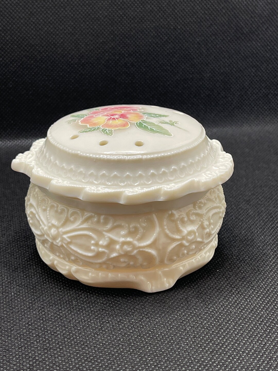 Vintage Potpourri Porcelain Box With Filigree and Pinkish Flowers on ...