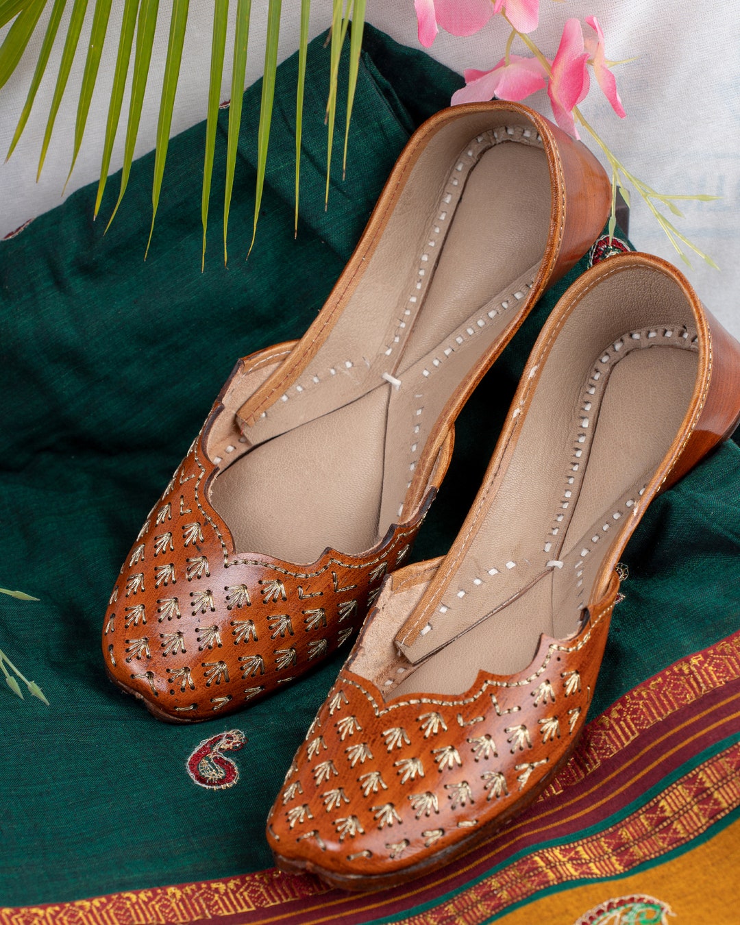 Zendaya - Elegant Traditional Indian Punjabi Sandals | Juttis ...