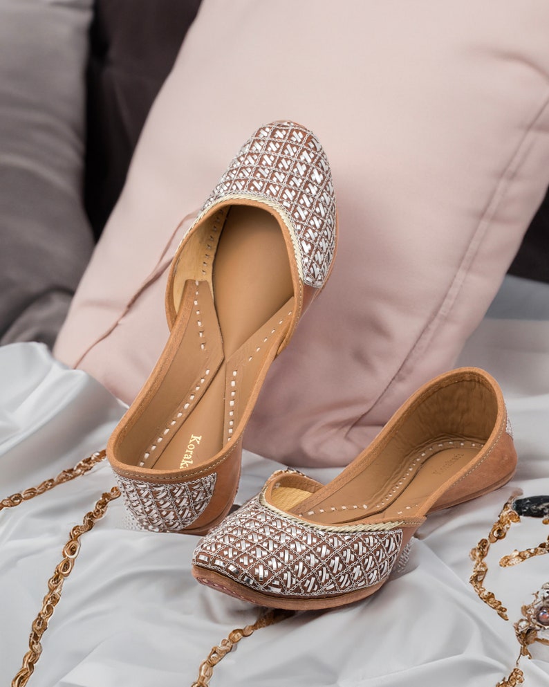 Juno - Traditional Indian Punjabi Sandals | Juttis | Handcrafted ...