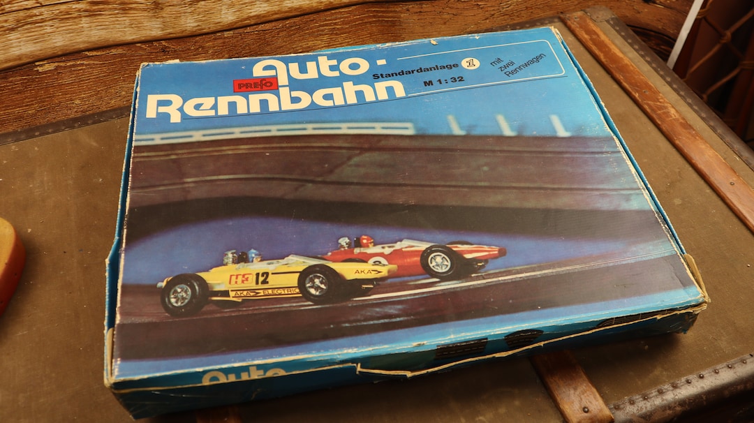 Retro Game With Two Carts and a Track, DDR Design Prefo Spielzeug Auto ...