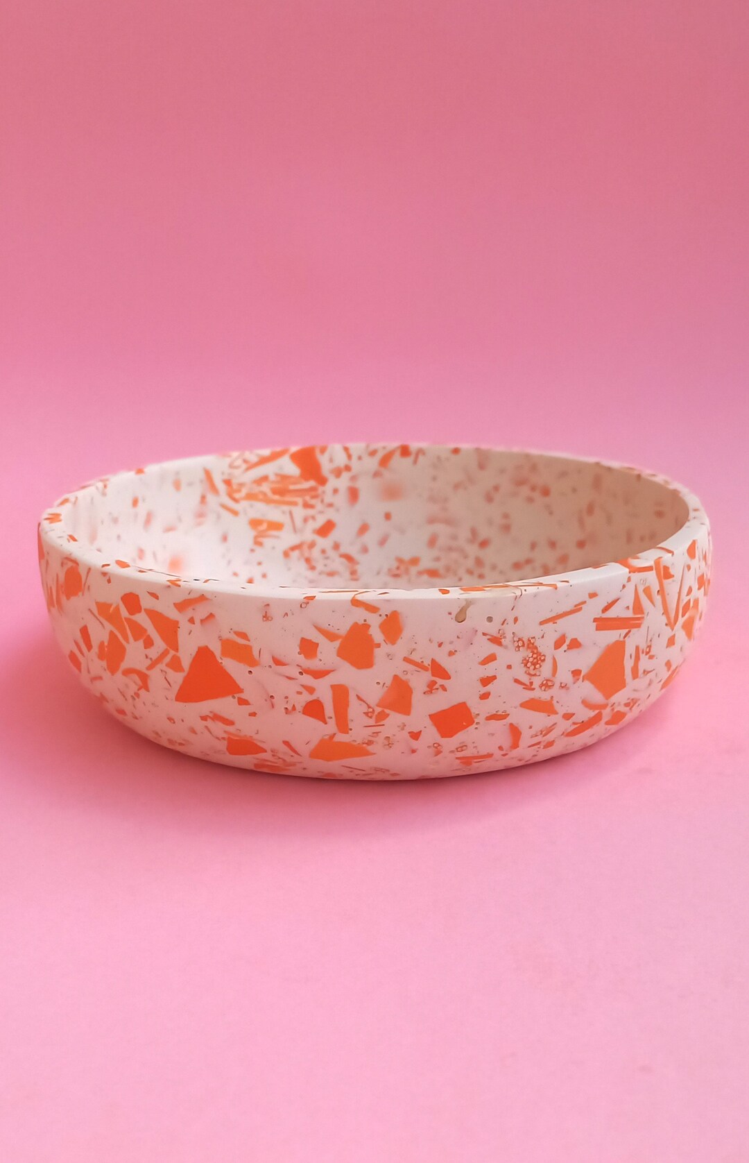 Weiße Schale mit orangefarbenem Terrazzo, Dessert, für Obst ...