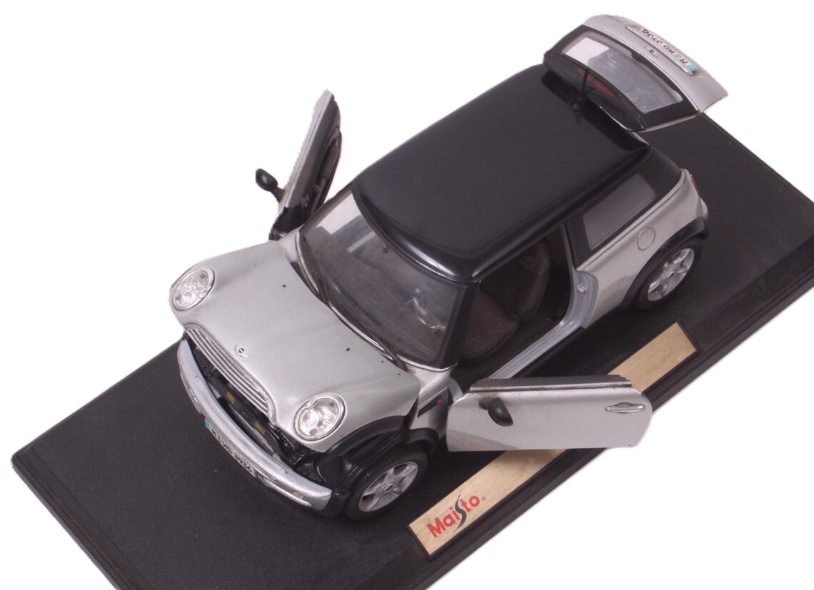 Maisto Mini Cooper 1:18 Scale Die-cast Collector Car With Display Base ...