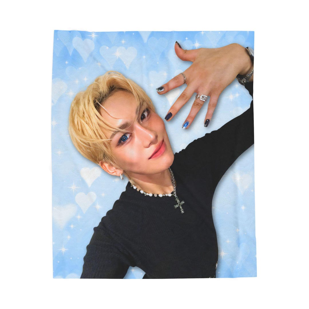 Xlov Hyun Blonde Nails Velveteen Plush Blanket: Evol Kpop Concert Tour ...
