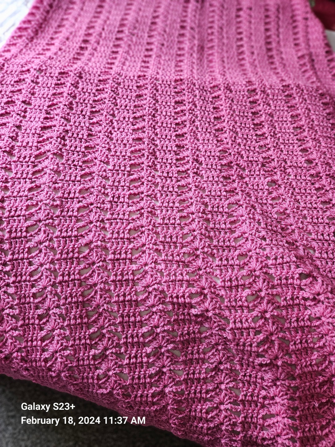 NEW Raspberry Crochet Afghan - Shell Pattern - Soft & Lacy - Machine ...